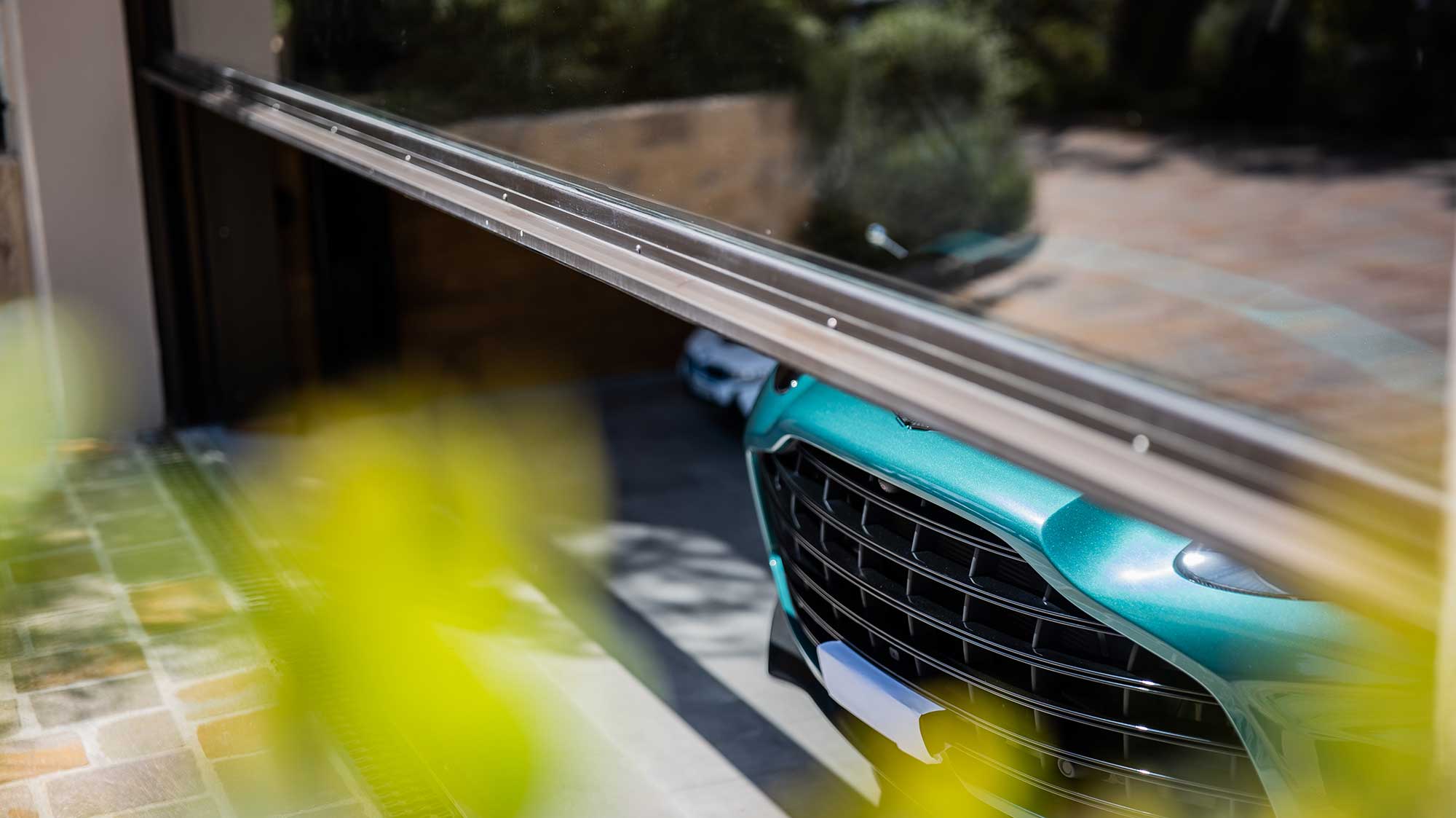 A Garage as a Miracle of Space Thanks to Lifting Windows