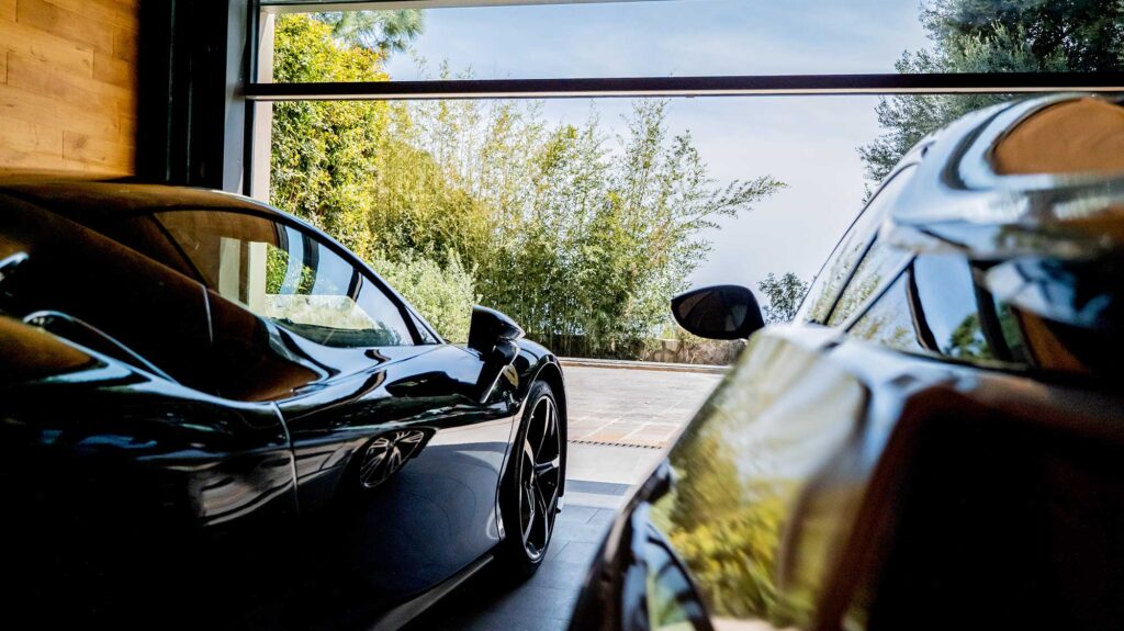 A Garage as a Miracle of Space Thanks to Lifting Windows